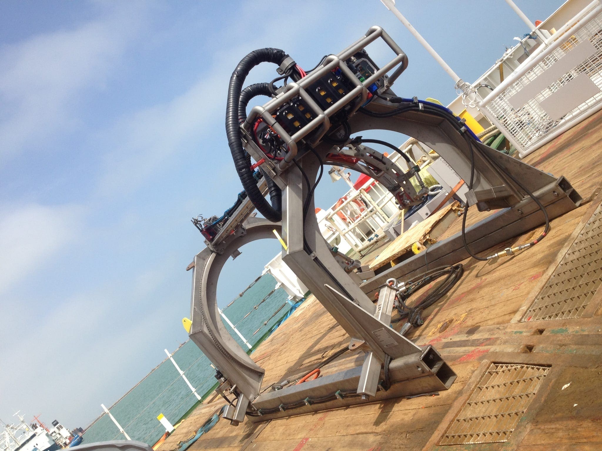 Dredging, coating removal, cutting of damaged pipe - Ashtead Technology