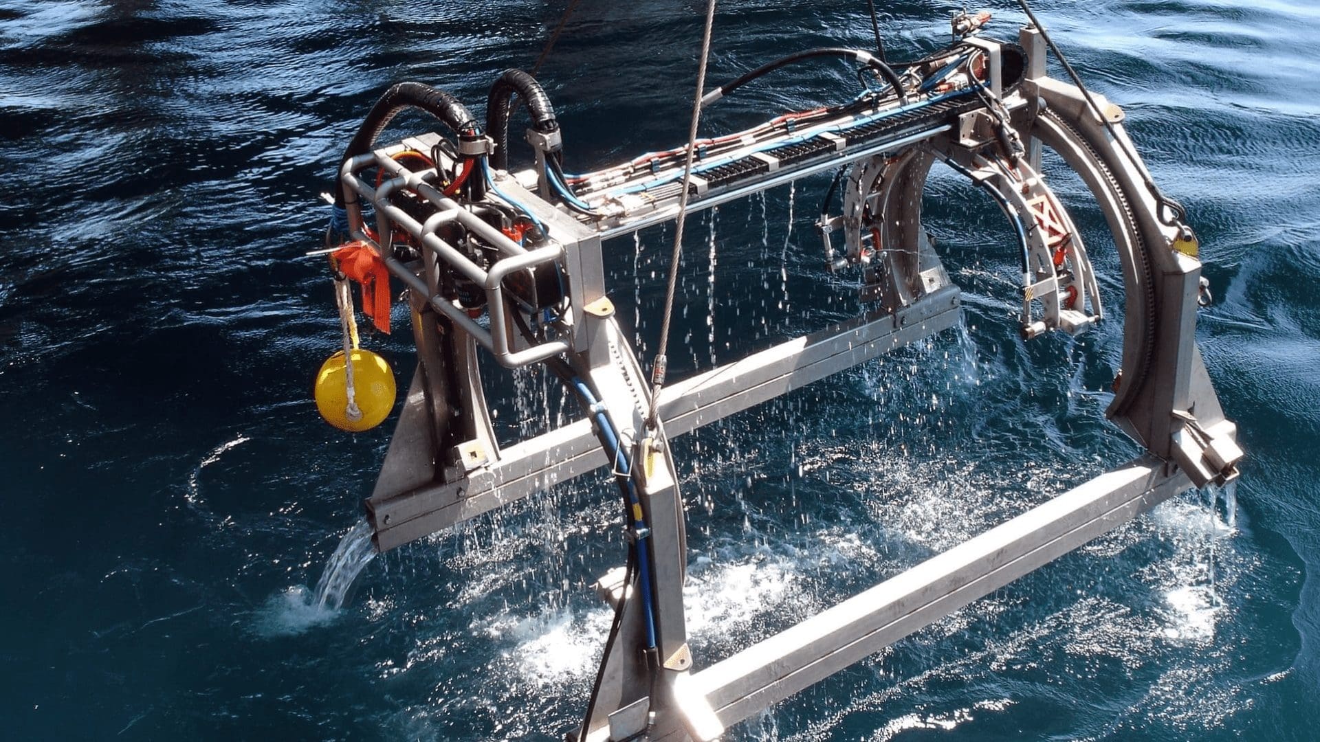 Coating removal on a live pipeline - Ashtead Technology